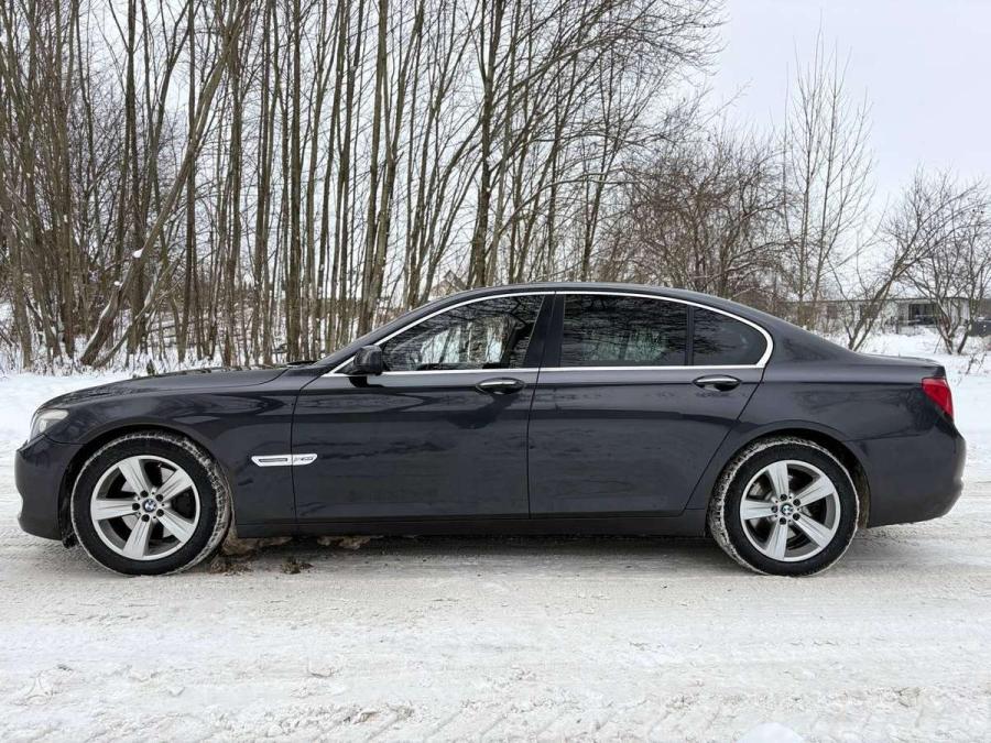 Black BMW 740 2011 in Vilnius, with an engine capacity of 2.99 L and mileage of 435 thousand km for 8000 €, photo 8 on AUTOMOTO.COM.LV