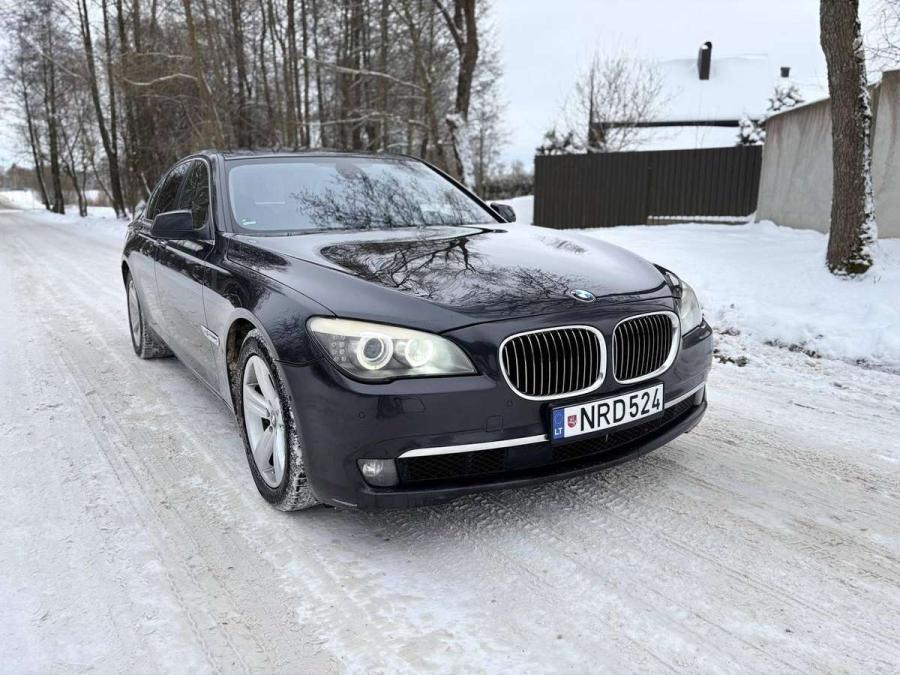 Black BMW 740 2011 in Vilnius, with an engine capacity of 2.99 L and mileage of 435 thousand km for 8000 €, photo 9 on AUTOMOTO.COM.LV