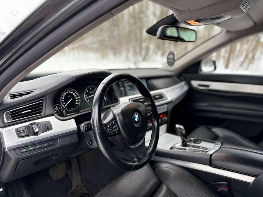 Black BMW 740 2011 in Vilnius, with an engine capacity of 2.99 L and mileage of 435 thousand km for 8000 €, photo 10 on AUTOMOTO.COM.LV