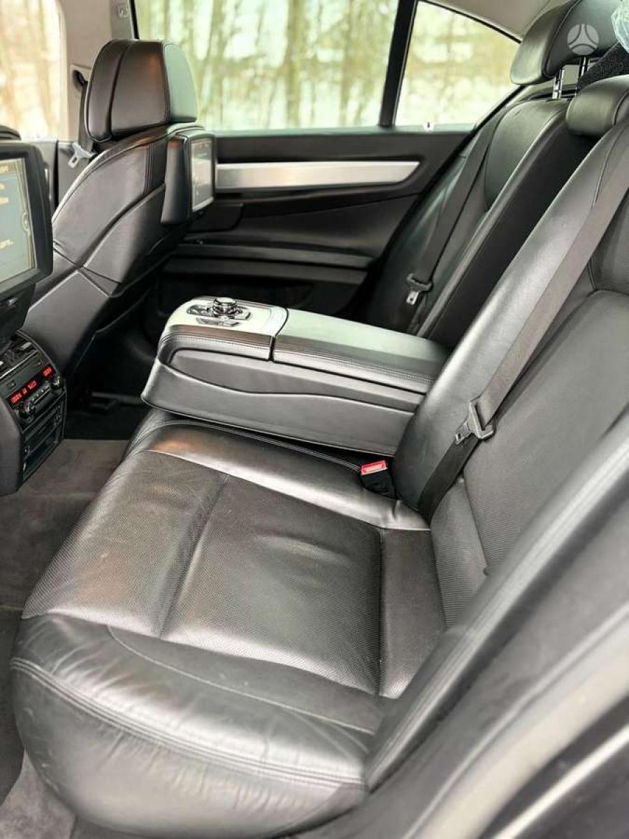 Black BMW 740 2011 in Vilnius, with an engine capacity of 2.99 L and mileage of 435 thousand km for 8000 €, photo 13 on AUTOMOTO.COM.LV
