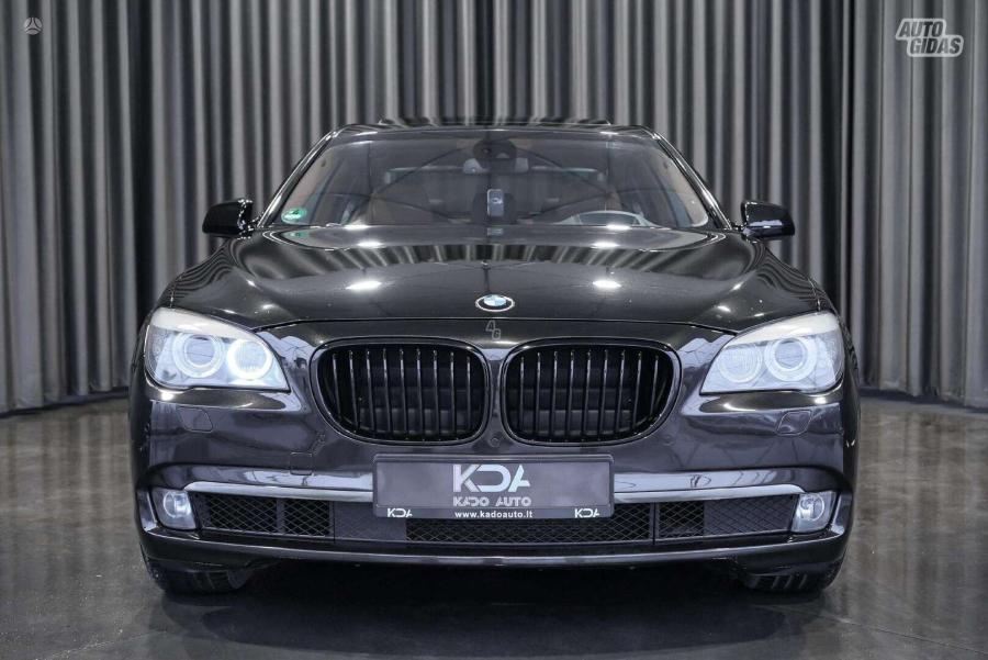 Black BMW 740 2011 in Marijampole, with an engine capacity of 3.00 L and mileage of 219 thousand km for 13850 €, photo 3 on AUTOMOTO.COM.LV