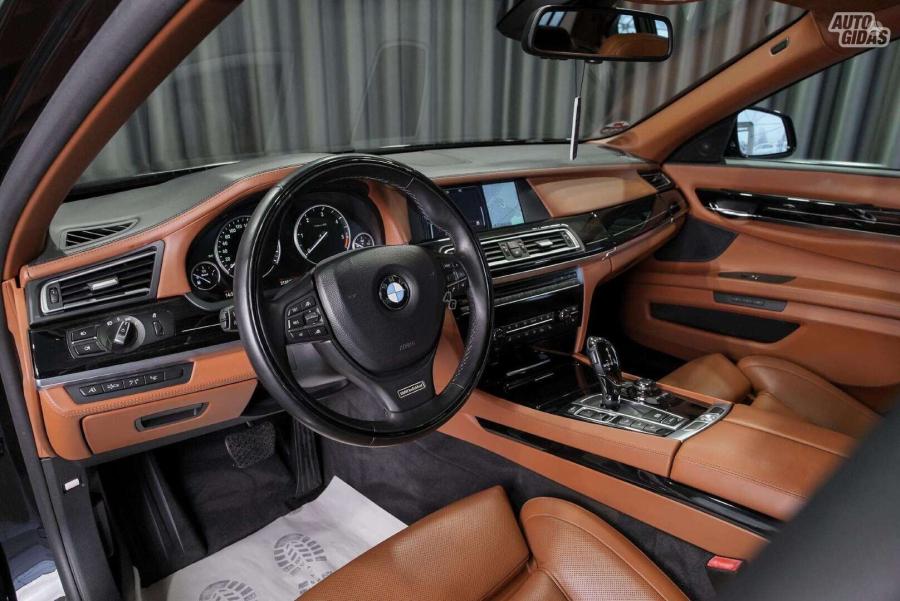 Black BMW 740 2011 in Marijampole, with an engine capacity of 3.00 L and mileage of 219 thousand km for 13850 €, photo 24 on AUTOMOTO.COM.LV