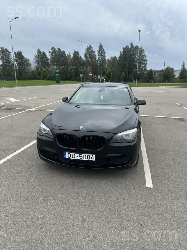Black BMW 740 2011 in Talsi, with an engine capacity of 3.00 L and mileage of 260 thousand km for 15000 €, photo 3 on AUTOMOTO.COM.LV