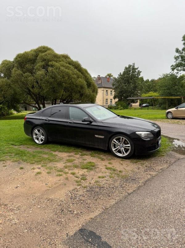 Black BMW 740 2011 in Talsi, with an engine capacity of 3.00 L and mileage of 260 thousand km for 15000 €, photo 5 on AUTOMOTO.COM.LV