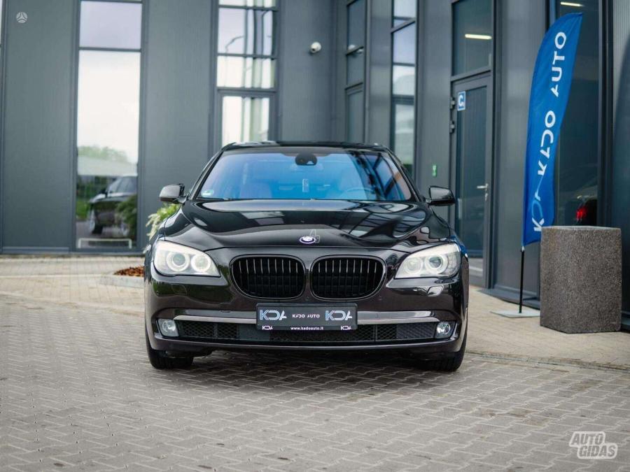 Black BMW 740 2011 in Marijampole, with an engine capacity of 3.00 L and mileage of 219 thousand km for 13950 €, photo 5 on AUTOMOTO.COM.LV