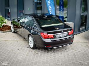 Black BMW 740 2011 in Marijampole, with an engine capacity of 3.00 L and mileage of 219 thousand km for 13950 €, photo 9 on AUTOMOTO.COM.LV