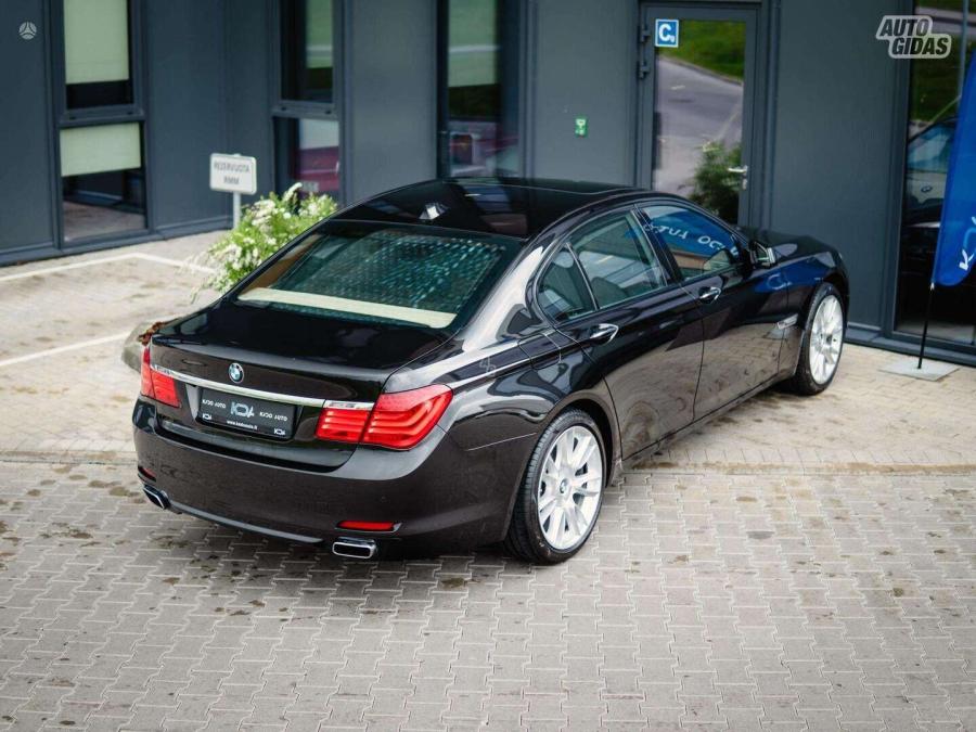 Black BMW 740 2011 in Marijampole, with an engine capacity of 3.00 L and mileage of 219 thousand km for 13950 €, photo 11 on AUTOMOTO.COM.LV