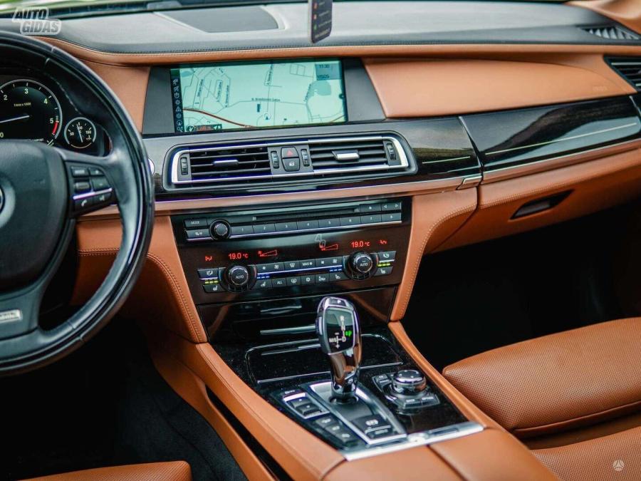 Black BMW 740 2011 in Marijampole, with an engine capacity of 3.00 L and mileage of 219 thousand km for 13950 €, photo 18 on AUTOMOTO.COM.LV