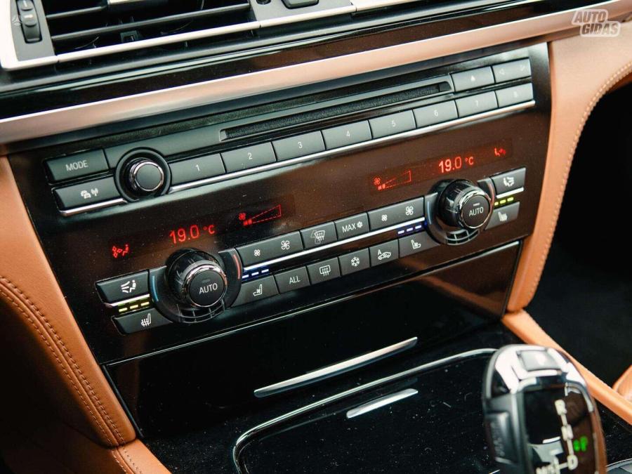Black BMW 740 2011 in Marijampole, with an engine capacity of 3.00 L and mileage of 219 thousand km for 13950 €, photo 20 on AUTOMOTO.COM.LV