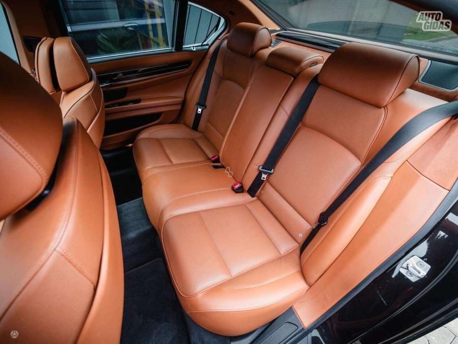 Black BMW 740 2011 in Marijampole, with an engine capacity of 3.00 L and mileage of 219 thousand km for 13950 €, photo 33 on AUTOMOTO.COM.LV