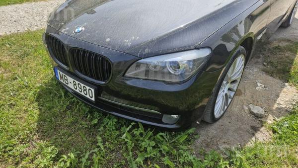 Black BMW 740 2011 in Talsi, with an engine capacity of 3.00 L and mileage of 256 thousand km for 4990 €, photo 3 on AUTOMOTO.COM.LV