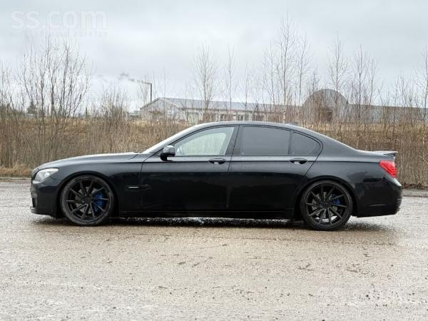 Black BMW 740 2011 in Saldus, with an engine capacity of 3.00 L and mileage of 304 thousand km for 14000 €, photo 3 on AUTOMOTO.COM.LV