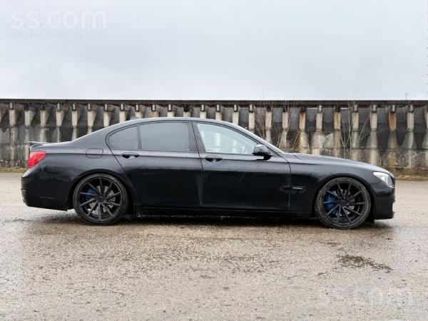 Black BMW 740 2011 in Saldus, with an engine capacity of 3.00 L and mileage of 304 thousand km for 14000 €, photo 7 on AUTOMOTO.COM.LV