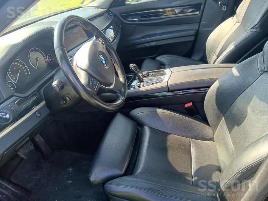 Melns BMW 740 2011 Ogre, ar dzinēja tilpumu 3.00 L un nobraukumu 262 tūkst. km par 12000 €, foto 12 vietnē AUTOMOTO.COM.LV