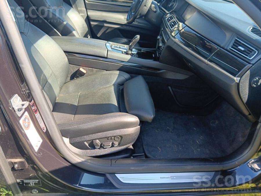 Melns BMW 740 2011 Ogre, ar dzinēja tilpumu 3.00 L un nobraukumu 262 tūkst. km par 12000 €, foto 18 vietnē AUTOMOTO.COM.LV