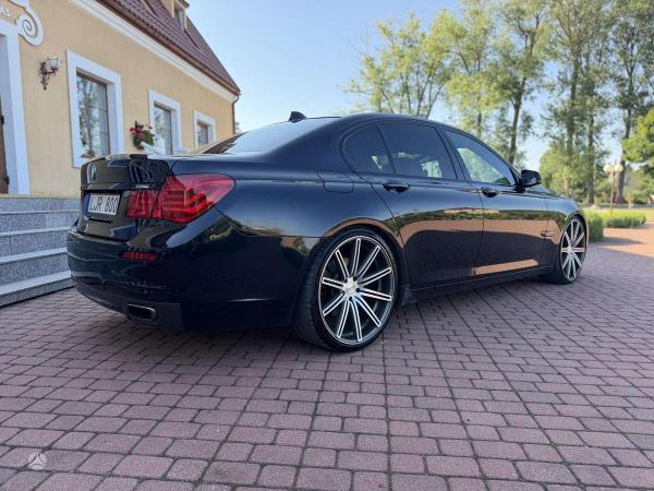 Black BMW 740 2011 in Kelme, with an engine capacity of 2.99 L and mileage of 352 thousand km for 11000 €, photo 2 on AUTOMOTO.COM.LV