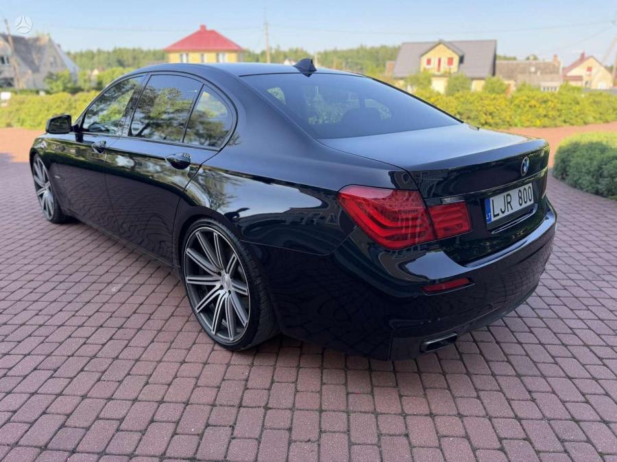 Black BMW 740 2011 in Kelme, with an engine capacity of 2.99 L and mileage of 352 thousand km for 11000 €, photo 8 on AUTOMOTO.COM.LV