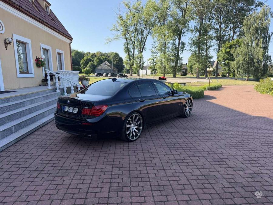 Black BMW 740 2011 in Kelme, with an engine capacity of 2.99 L and mileage of 352 thousand km for 11000 €, photo 9 on AUTOMOTO.COM.LV