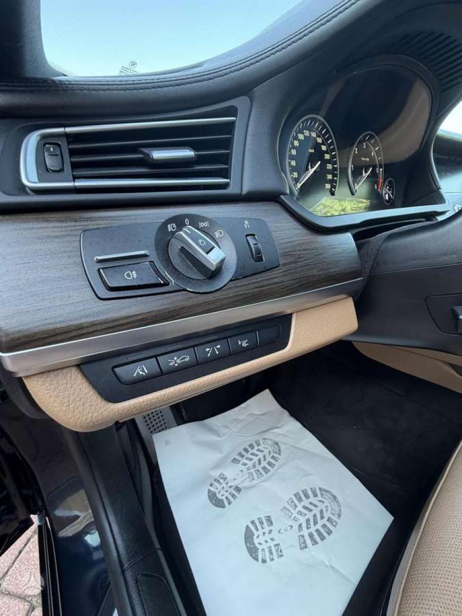 Black BMW 740 2011 in Kelme, with an engine capacity of 2.99 L and mileage of 352 thousand km for 11000 €, photo 14 on AUTOMOTO.COM.LV