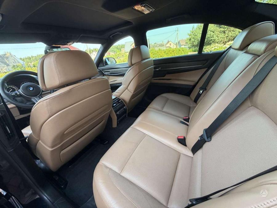 Black BMW 740 2011 in Kelme, with an engine capacity of 2.99 L and mileage of 352 thousand km for 11000 €, photo 16 on AUTOMOTO.COM.LV