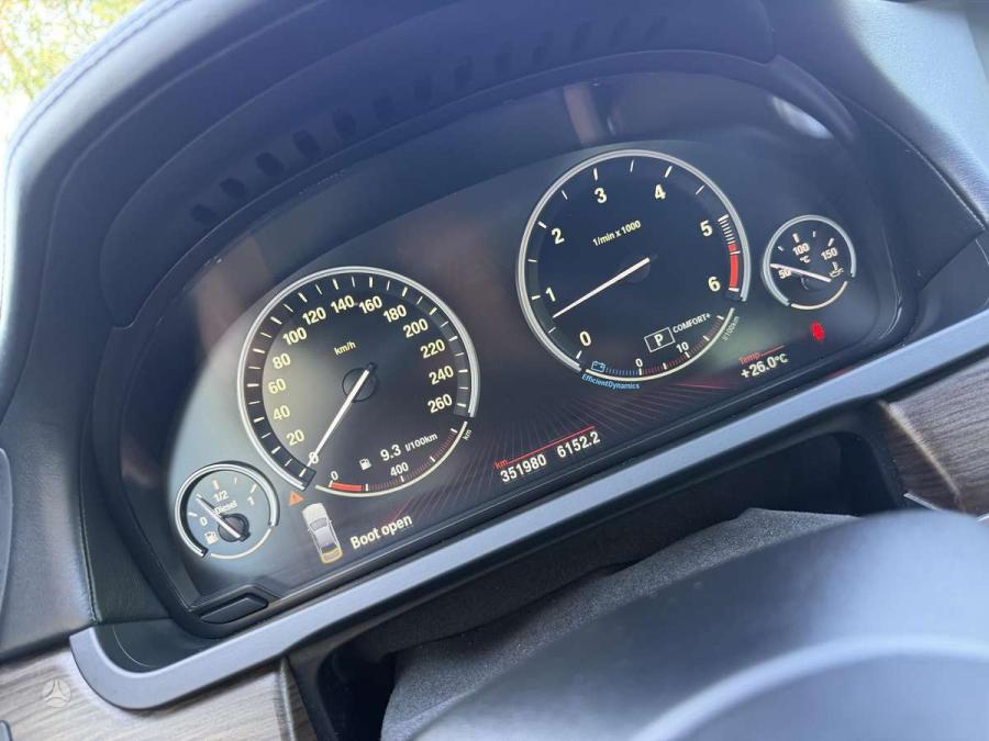 Black BMW 740 2011 in Kelme, with an engine capacity of 2.99 L and mileage of 352 thousand km for 11000 €, photo 21 on AUTOMOTO.COM.LV
