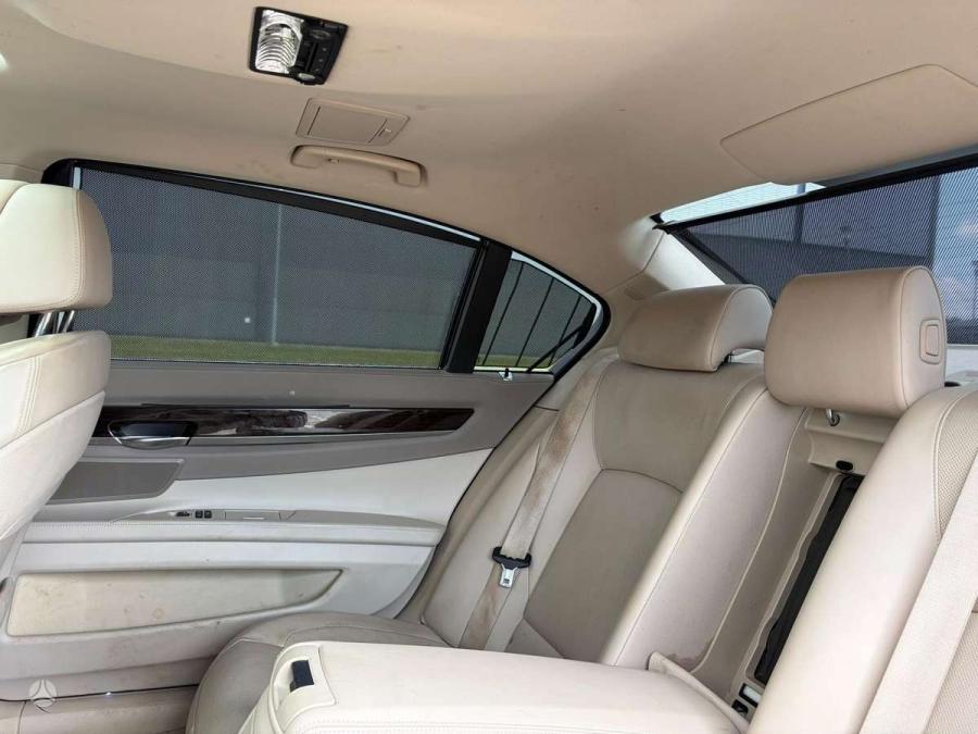 Melns BMW 740 2011 Prienai, ar dzinēja tilpumu 3.00 L un nobraukumu 274 tūkst. km par 5750 €, foto 12 vietnē AUTOMOTO.COM.LV