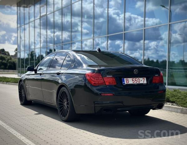 Black BMW 740 2011 in Rezekne, with an engine capacity of 3.00 L and mileage of 361 thousand km for 9990 €, photo 5 on AUTOMOTO.COM.LV