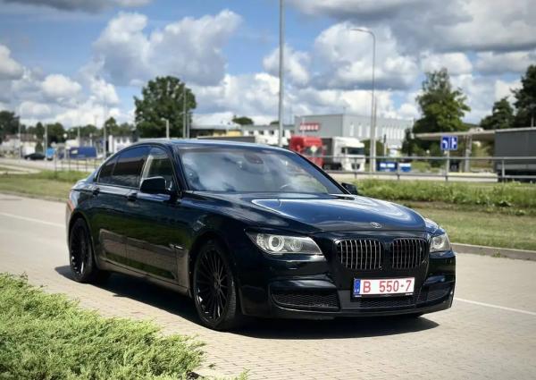 Black BMW 740 2011 in Rezekne, with an engine capacity of 3.00 L and mileage of 361 thousand km for 9990 €, photo 3 on AUTOMOTO.COM.LV