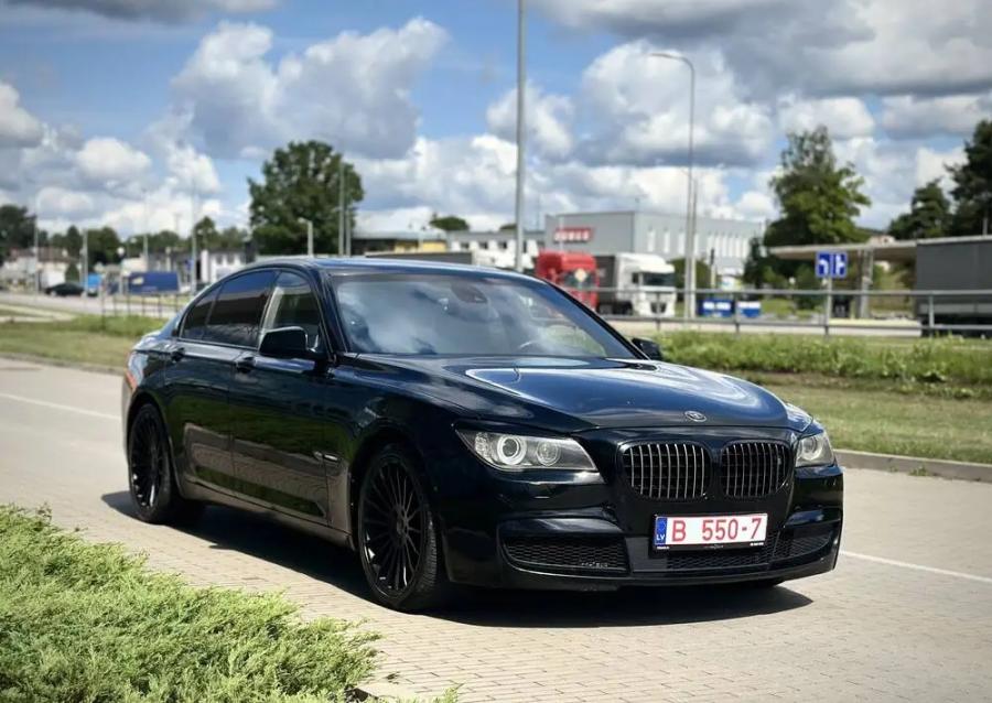 Black BMW 740 2011 in Rezekne, with an engine capacity of 3.00 L and mileage of 361 thousand km for 9990 €, photo 4 on AUTOMOTO.COM.LV