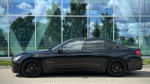 Black BMW 740 2011 in Rezekne, with an engine capacity of 3.00 L and mileage of 361 thousand km for 9990 €, photo 5 on AUTOMOTO.COM.LV