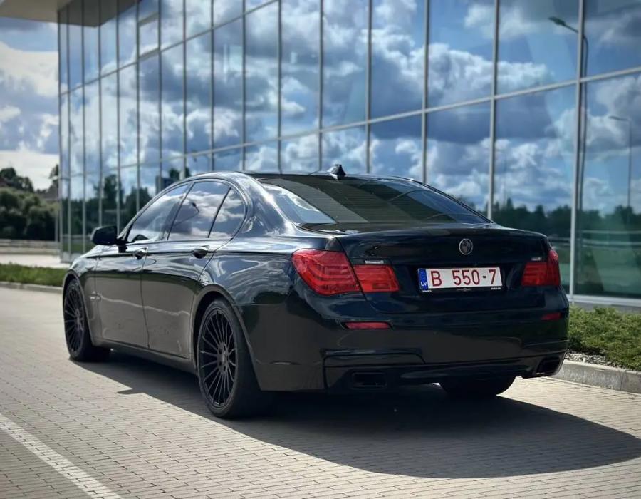 Black BMW 740 2011 in Rezekne, with an engine capacity of 3.00 L and mileage of 361 thousand km for 9990 €, photo 6 on AUTOMOTO.COM.LV
