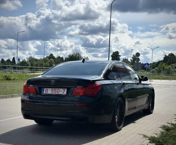 Black BMW 740 2011 in Rezekne, with an engine capacity of 3.00 L and mileage of 361 thousand km for 9990 €, photo 6 on AUTOMOTO.COM.LV