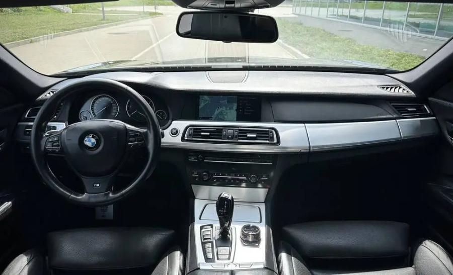 Black BMW 740 2011 in Rezekne, with an engine capacity of 3.00 L and mileage of 361 thousand km for 9990 €, photo 11 on AUTOMOTO.COM.LV