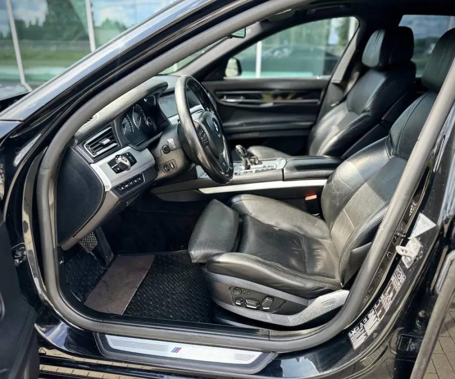 Black BMW 740 2011 in Rezekne, with an engine capacity of 3.00 L and mileage of 361 thousand km for 9990 €, photo 12 on AUTOMOTO.COM.LV