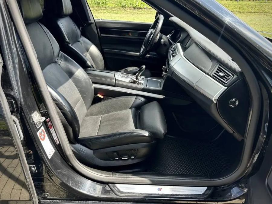 Black BMW 740 2011 in Rezekne, with an engine capacity of 3.00 L and mileage of 361 thousand km for 9990 €, photo 14 on AUTOMOTO.COM.LV