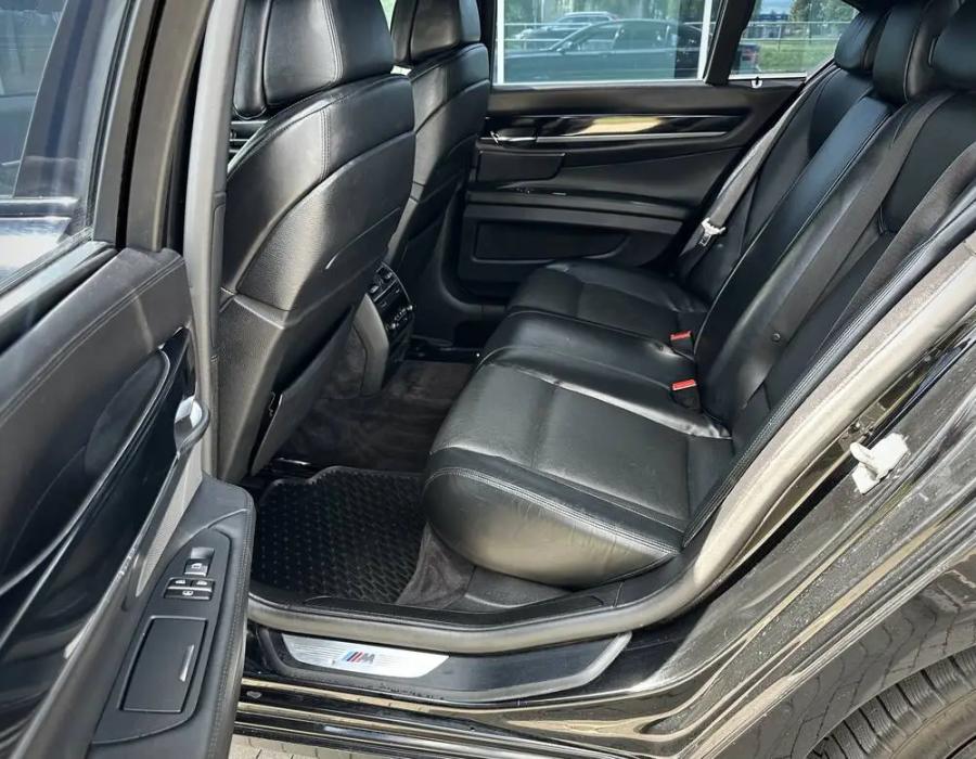 Black BMW 740 2011 in Rezekne, with an engine capacity of 3.00 L and mileage of 361 thousand km for 9990 €, photo 15 on AUTOMOTO.COM.LV