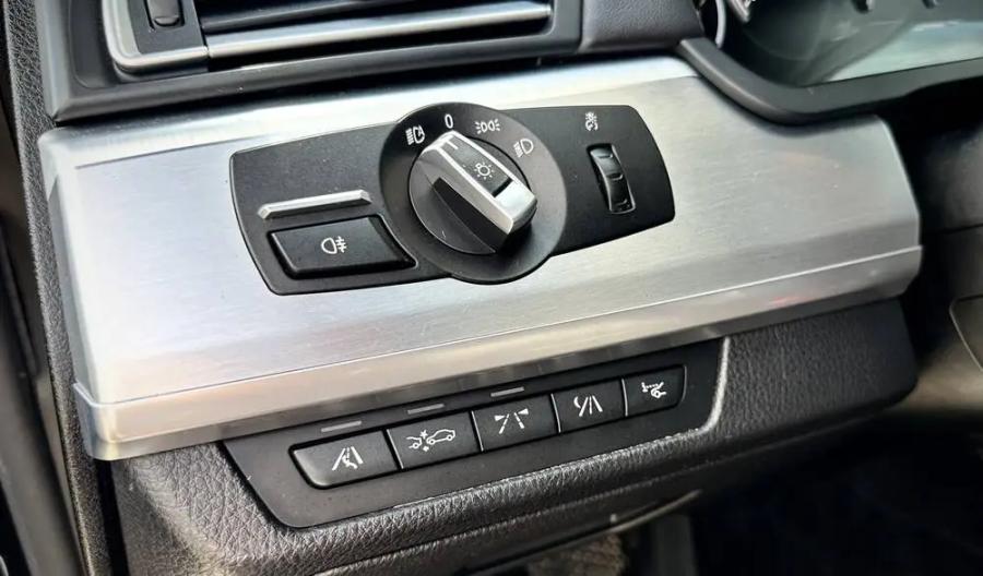Black BMW 740 2011 in Rezekne, with an engine capacity of 3.00 L and mileage of 361 thousand km for 9990 €, photo 17 on AUTOMOTO.COM.LV
