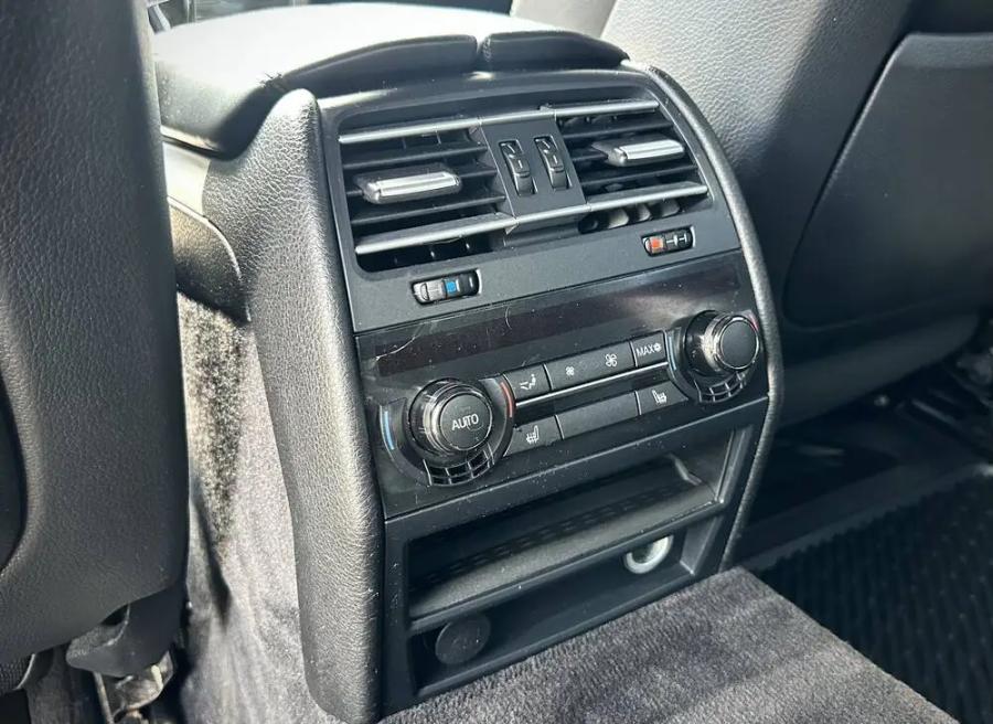 Black BMW 740 2011 in Rezekne, with an engine capacity of 3.00 L and mileage of 361 thousand km for 9990 €, photo 20 on AUTOMOTO.COM.LV