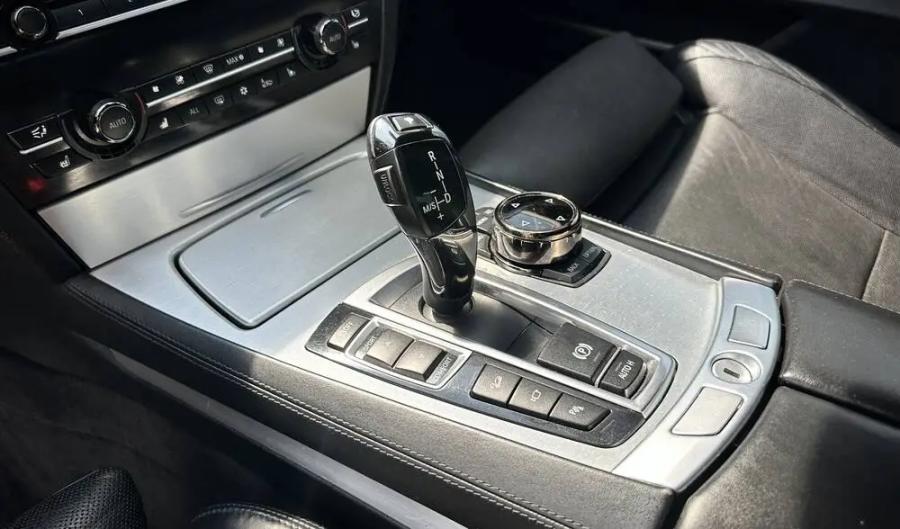 Black BMW 740 2011 in Rezekne, with an engine capacity of 3.00 L and mileage of 361 thousand km for 9990 €, photo 22 on AUTOMOTO.COM.LV