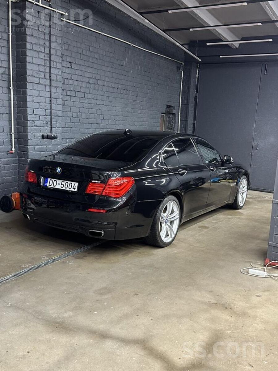 Black BMW 740 2011 in Talsi, with an engine capacity of 3.00 L and mileage of 268 thousand km for 14000 €, photo 1 on AUTOMOTO.COM.LV