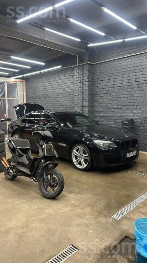 Black BMW 740 2011 in Talsi, with an engine capacity of 3.00 L and mileage of 268 thousand km for 14000 €, photo 3 on AUTOMOTO.COM.LV