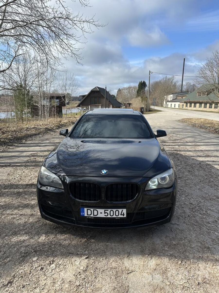 Black BMW 740 2011 in Talsi, with an engine capacity of 3.00 L and mileage of 268 thousand km for 14000 €, photo 7 on AUTOMOTO.COM.LV
