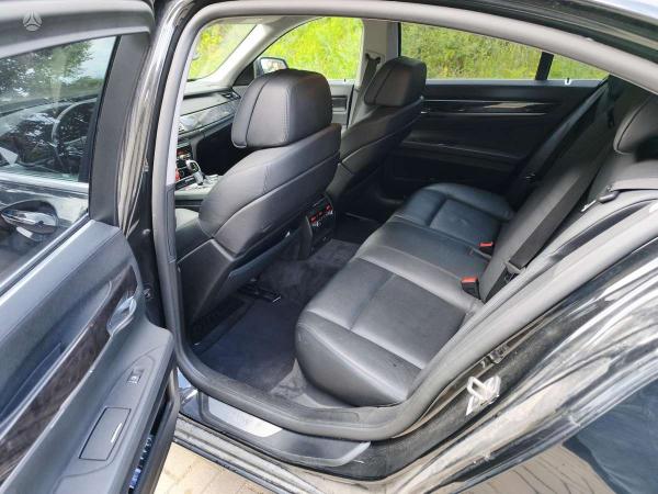 Melns BMW 740 2011 Viļņa, ar dzinēja tilpumu 2.98 L un nobraukumu 144 tūkst. km par 10000 €, foto 5 vietnē AUTOMOTO.COM.LV