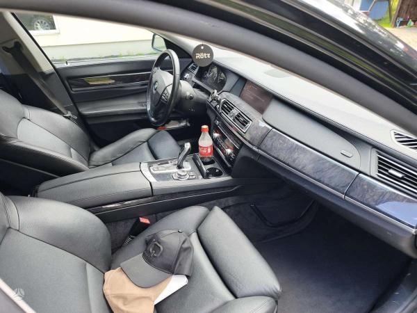 Melns BMW 740 2011 Viļņa, ar dzinēja tilpumu 2.98 L un nobraukumu 144 tūkst. km par 10000 €, foto 7 vietnē AUTOMOTO.COM.LV