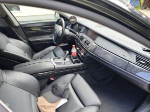 Black BMW 740 2011 in Vilnius, with an engine capacity of 2.98 L and mileage of 144 thousand km for 10000 €, photo 8 on AUTOMOTO.COM.LV