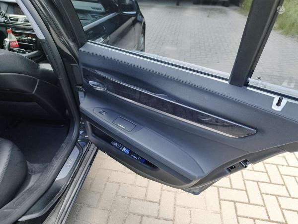 Melns BMW 740 2011 Viļņa, ar dzinēja tilpumu 2.98 L un nobraukumu 144 tūkst. km par 10000 €, foto 9 vietnē AUTOMOTO.COM.LV