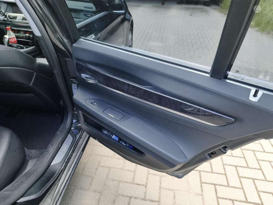 Black BMW 740 2011 in Vilnius, with an engine capacity of 2.98 L and mileage of 144 thousand km for 10000 €, photo 10 on AUTOMOTO.COM.LV