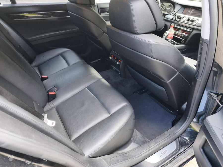 Black BMW 740 2011 in Vilnius, with an engine capacity of 2.98 L and mileage of 144 thousand km for 10000 €, photo 11 on AUTOMOTO.COM.LV