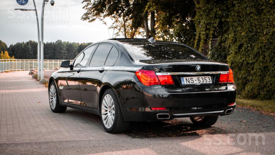 Black BMW 740 2011 in Daugavpils, with an engine capacity of 3.00 L and mileage of 250 thousand km for 12200 €, photo 3 on AUTOMOTO.COM.LV