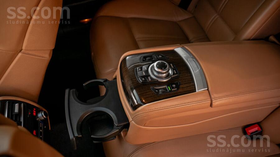 Black BMW 740 2011 in Daugavpils, with an engine capacity of 3.00 L and mileage of 250 thousand km for 12200 €, photo 16 on AUTOMOTO.COM.LV